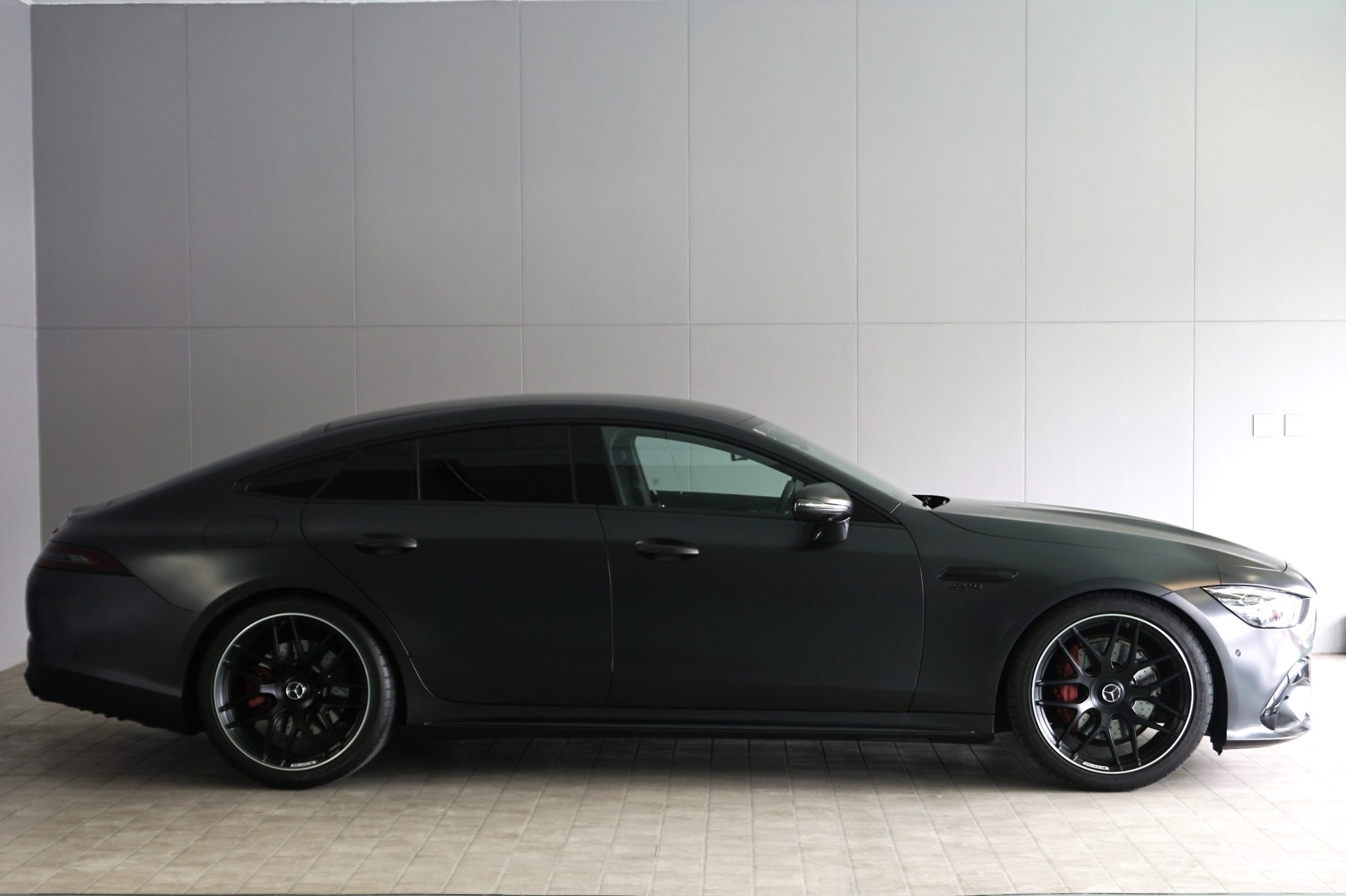 4ドアクーペをセンス良く乗りこなす！メルセデスAMG GT43 4MATIC+ カスタムスタイルをご紹介します！ | LION HEART